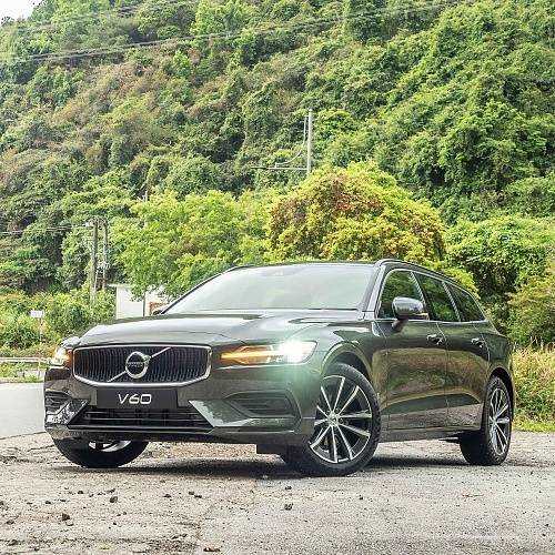 Volvo V60 B4 Momentum New Monday Volvo V60 B4 Momentum New Monday